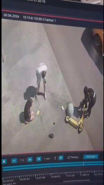 Девушку сбил парень на электроскутере