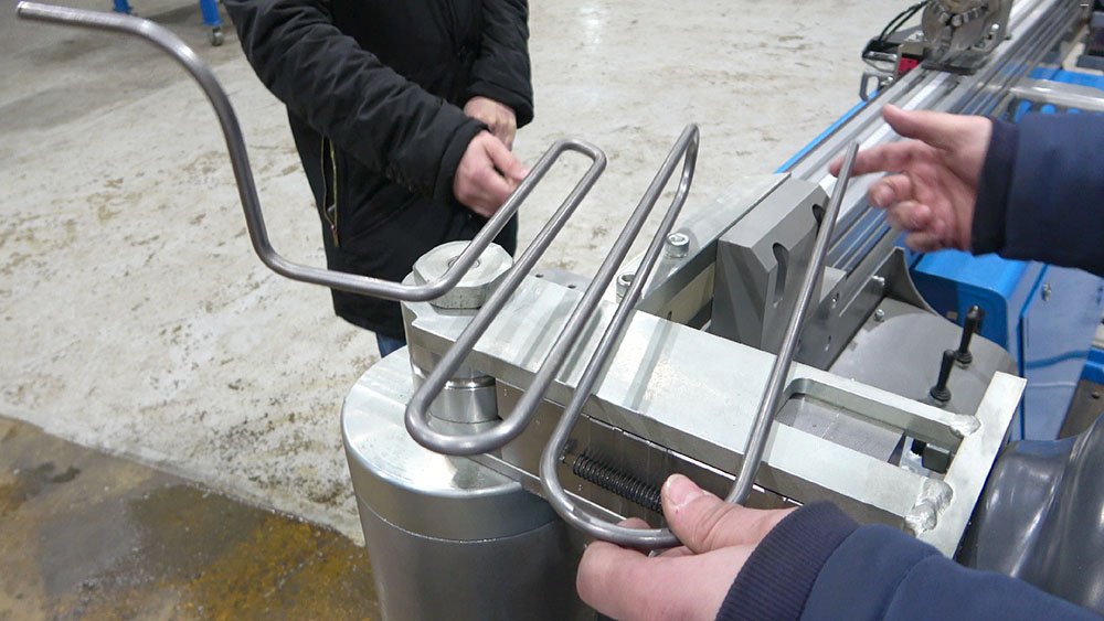 Гибка стального прутка 8 мм на 4 разных радиуса 12, 20, 24, 40 мм на ЧПУ трубогибе MASTER БМК