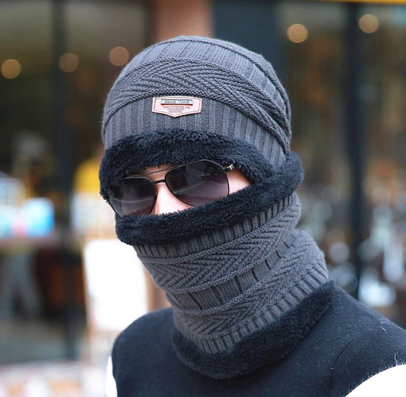 Зимняя мужская шапка