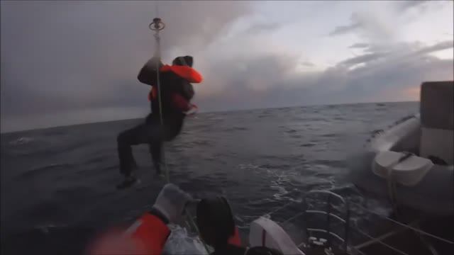 Спасательные операции - Снятие вертолетом людей с тонущего катамарана Jesseas II