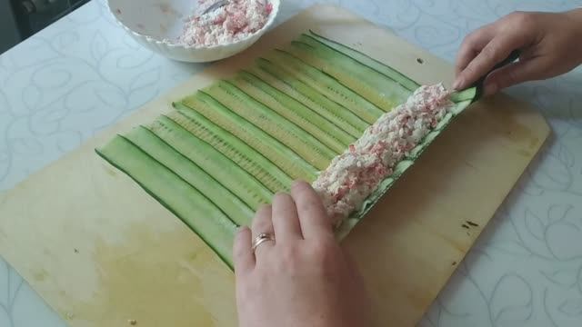 Оригинальная закуска на праздничный стол. Ролл из огурца с крабовыми палочками, быстро и просто