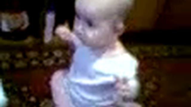 2007.10.10 Настя пытается встать.