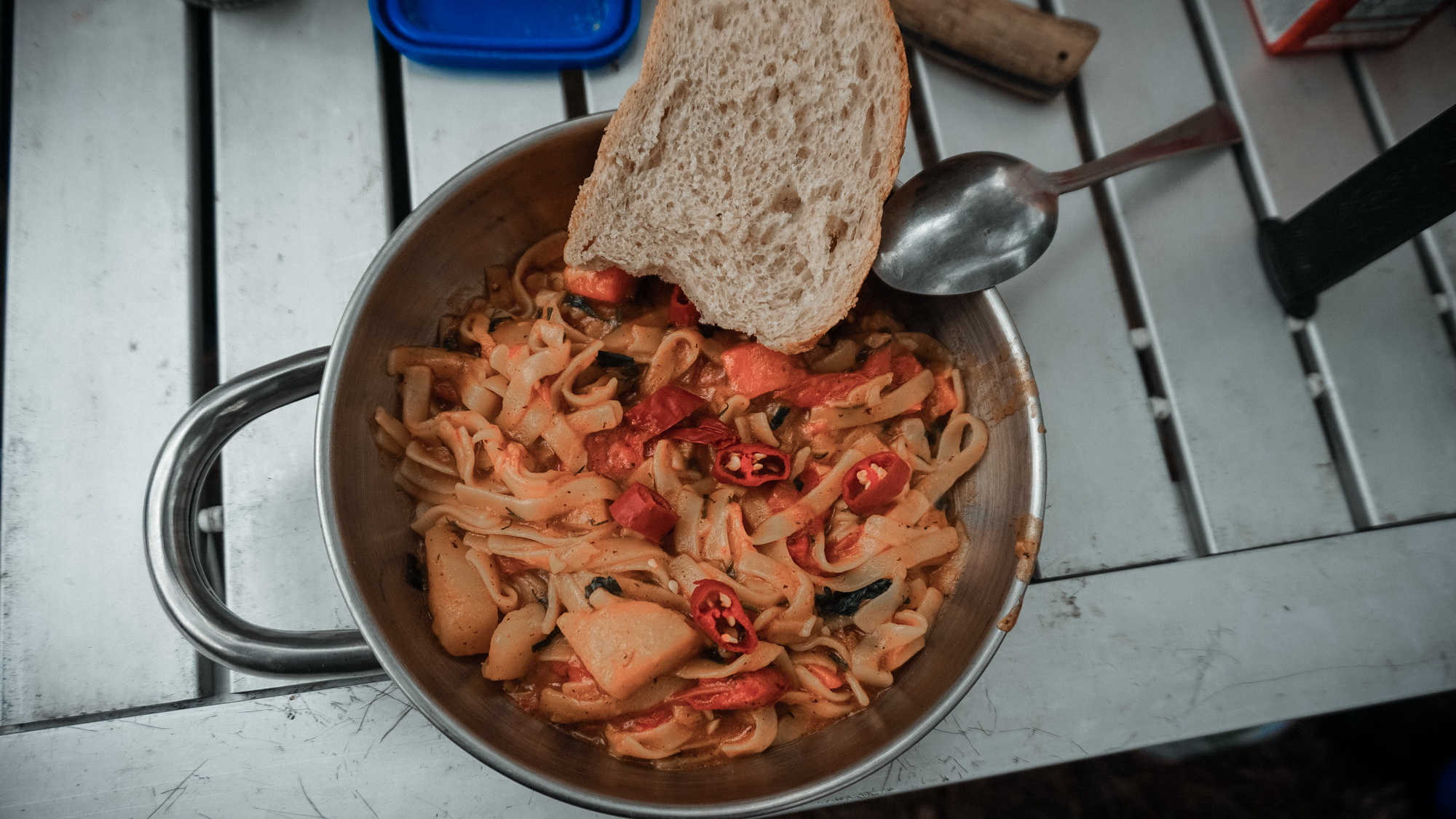 Лагман в казане на костре