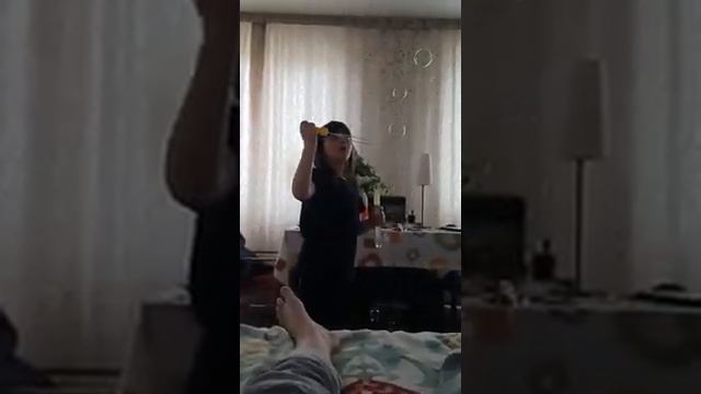 Люда с мыльными пузырями