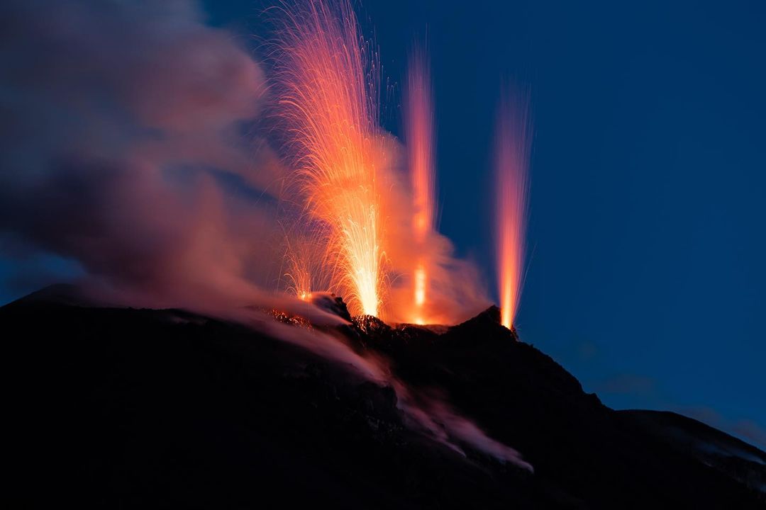 Залповое извержение вулкана Стромболи, Италия