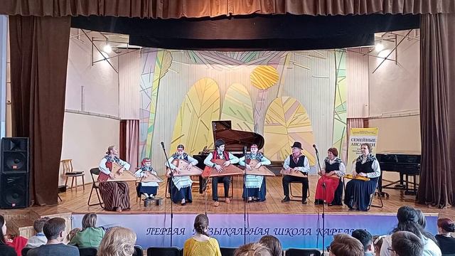 Козловы Александра, Денис и Александр, Магницкая Елена. "Праздничные колокола".