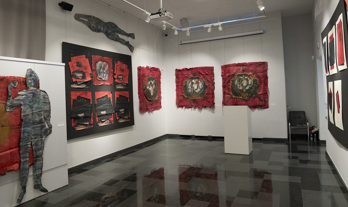 "Супрематизм в конце эпохи". Валера и Наташа Черкашины. Фестиваль ФотоКрок VI, Витебск, 2021.