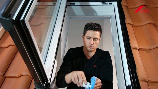 Обслуживание кровельного люка с откидным механизмом Roto WDA R3