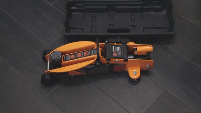 Домкрат подкатной автомобильный гидравлический Вихрь ДМК-2.5ФК