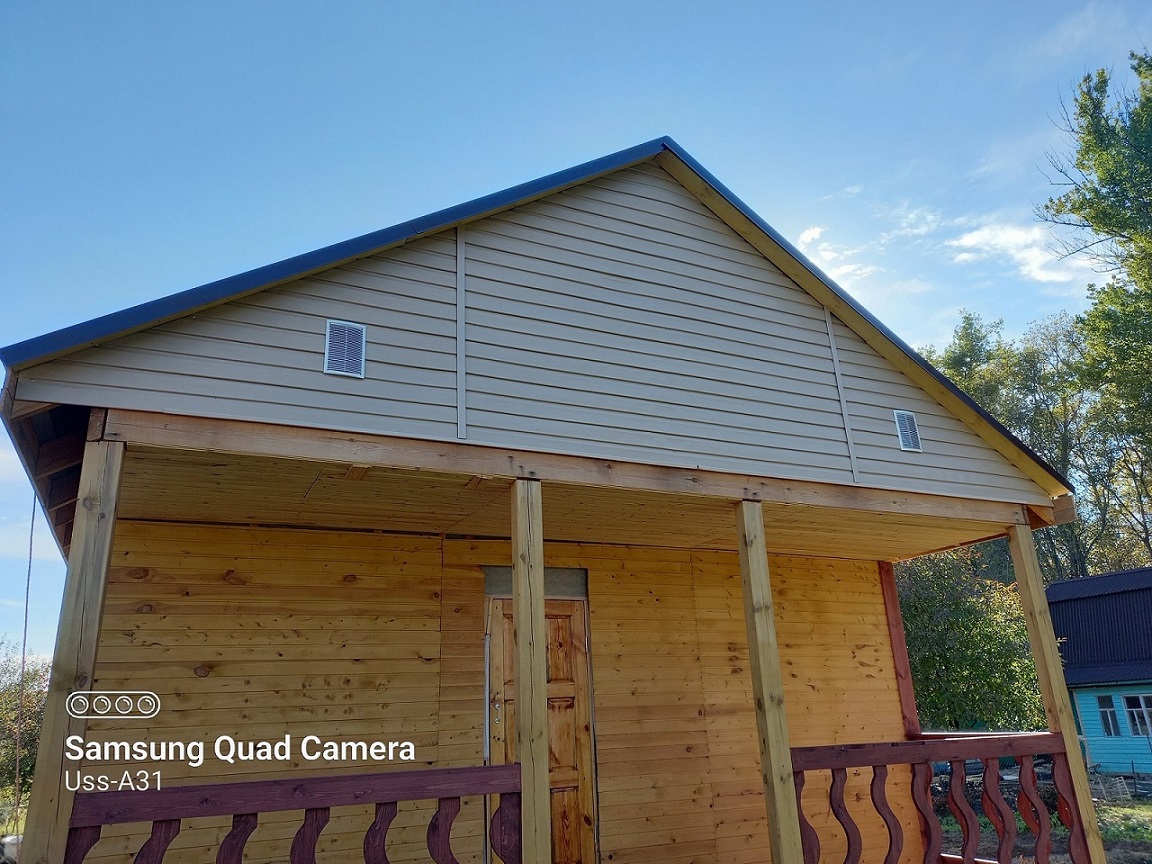 Закрытие свесов крыши по фронтону с лицевой стороны каркасного дома