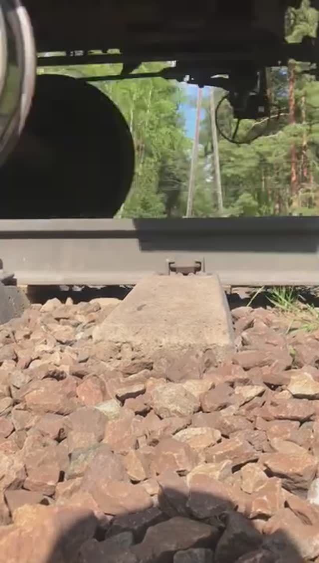 Прогиб рельса под грузовым поездом