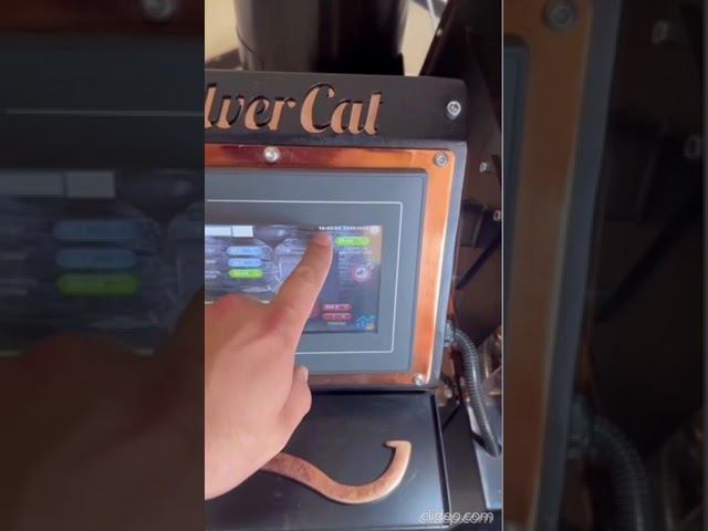 Обжарка зерен кофе в зале кафе или магазина #shorts