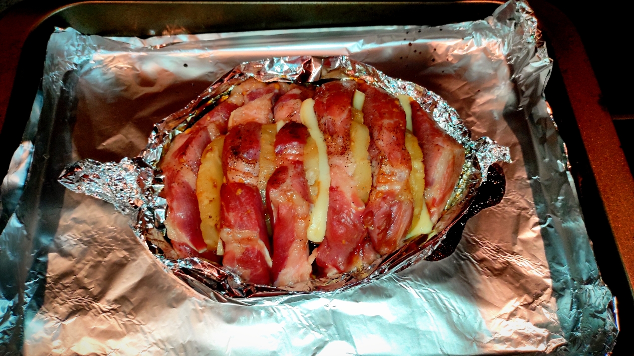 Мясная гармошка с ананасами и сыром ?