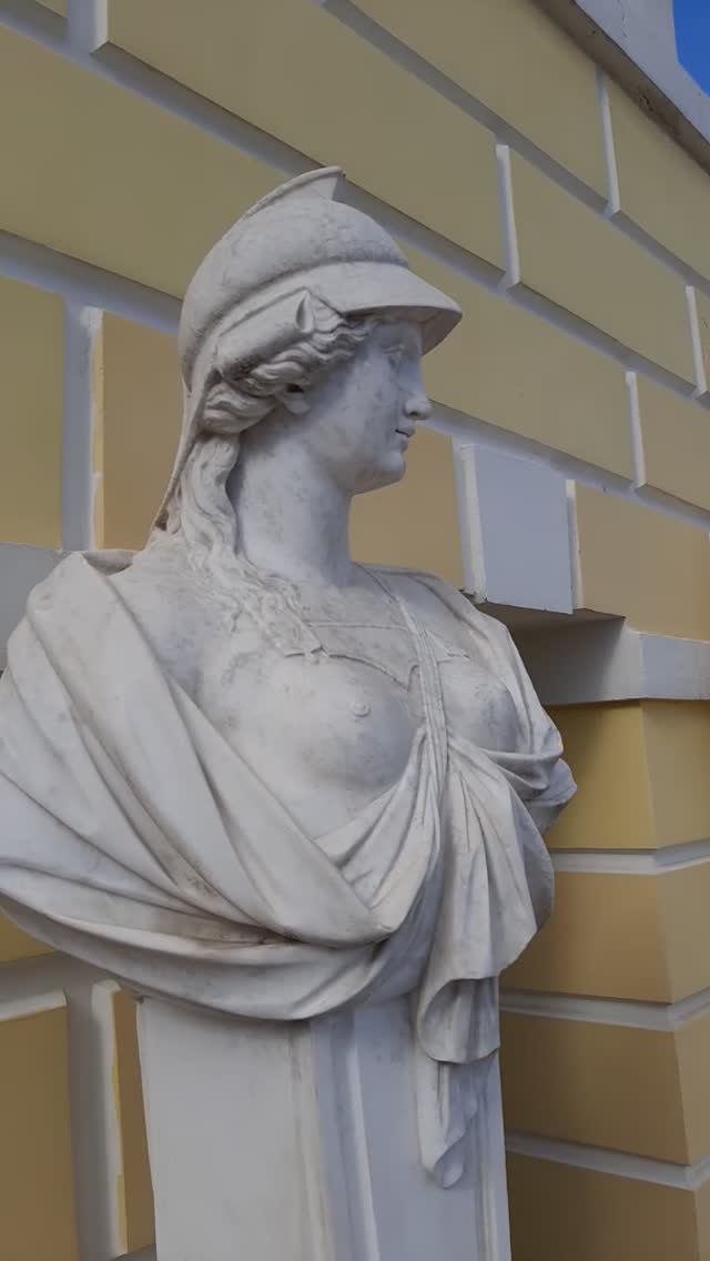 У нижней террасасы регулярного парка...