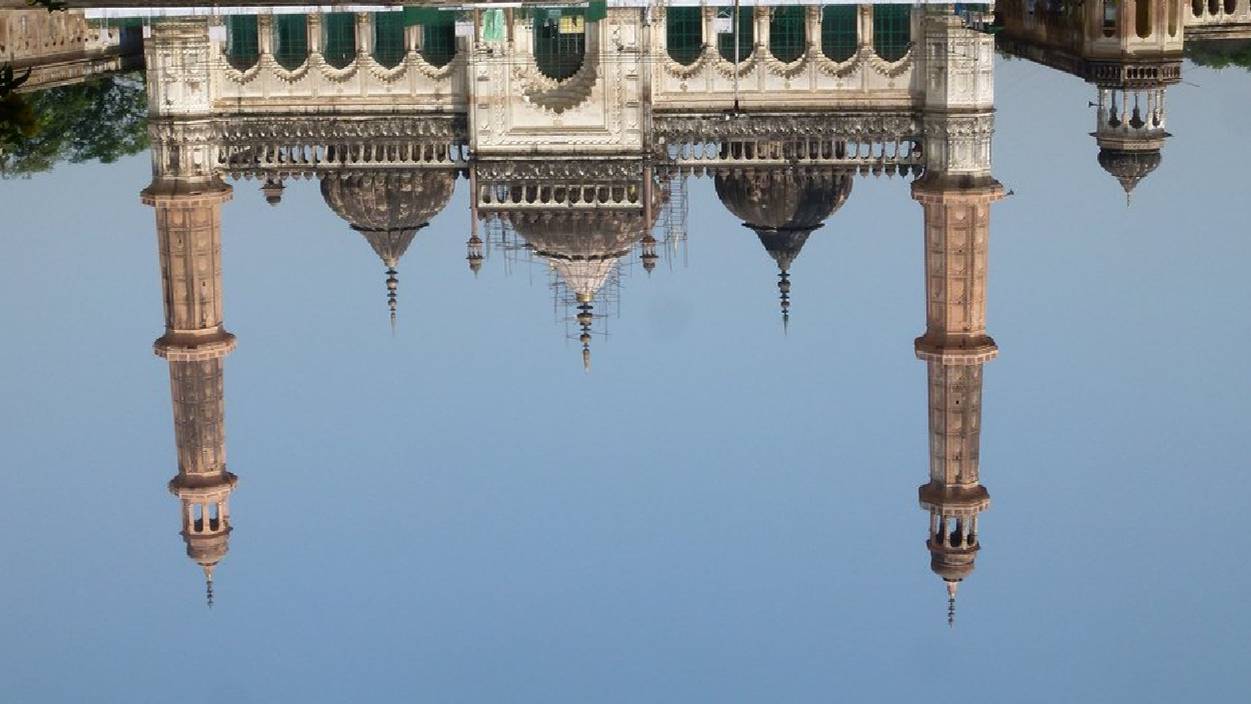 Высокий Имамбара преодолевает гравитацию времени.