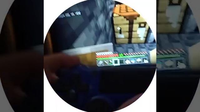 Играет на геймпаде а Майнкрафт на телефоне