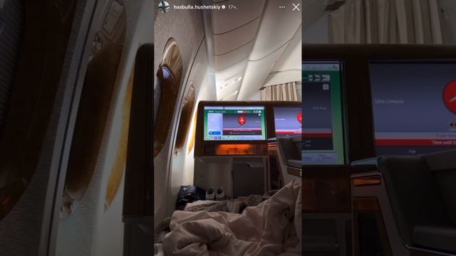 Хасбик из салона первого класса обратился к парням