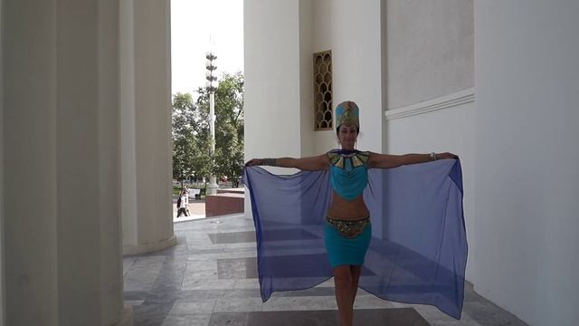 Пассаж с цветными шалями