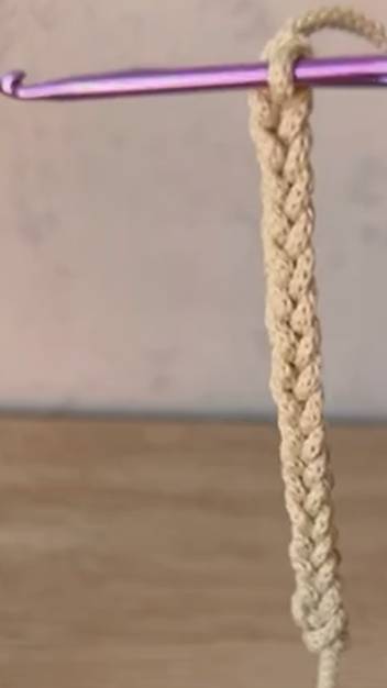 Чтоб красивый шнур связать,  нужно два крючка в руки взять!!