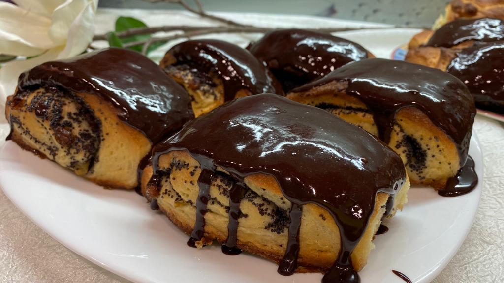 Булочки с маком и шоколадной глазурью - самые любимые!