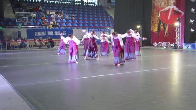 "За рекою девушки гуляли".