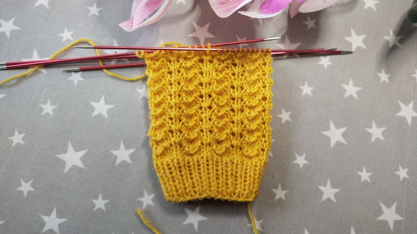 Веточки Мимозы. Нежный ажурный цветочный узор для носочков.