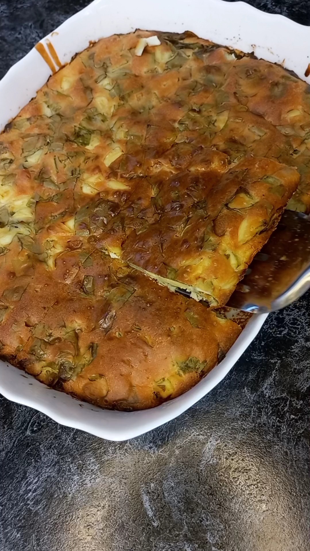 Пирог заливной со щавелем и яйцом