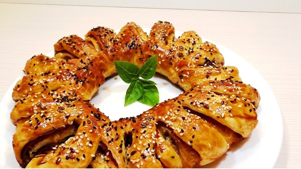 БЫСТРЫЙ И ВКУСНЫЙ ПИРОГ ИЗ СЛОЕНОГО ТЕСТА.