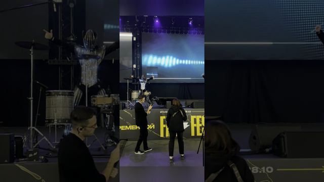 Барабанщики трио с лазерами и экраном (В большом концертном зале - в светлом помещении)