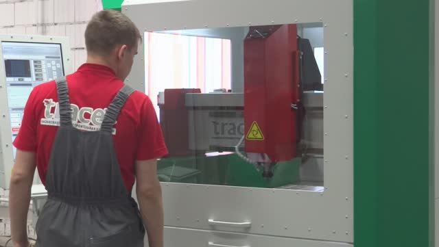 Демонстрация работы фрезерного станка с ЧПУ ТМ20-0906 в защитной кабине