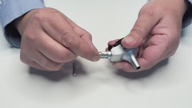 Отоскопы HEINE: Как заменить лампу XHL на новый модуль HEINE LED HQ