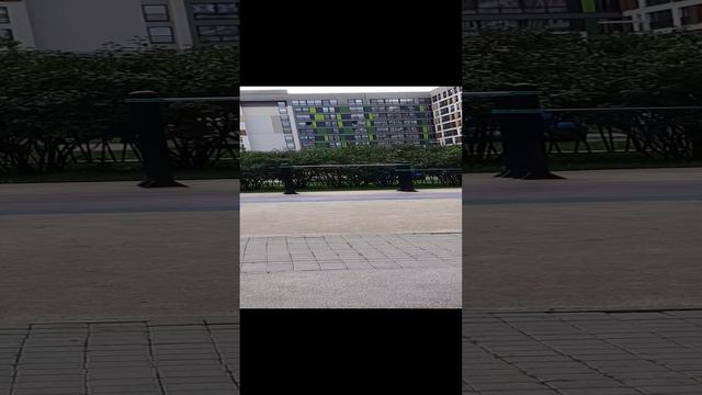 Мальчики гоняют на великах