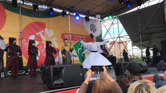 Турецкий танец с юбками на фестивале еды в Уфе