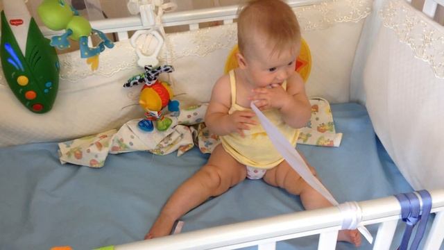 Алиса пробует ленту на вкус