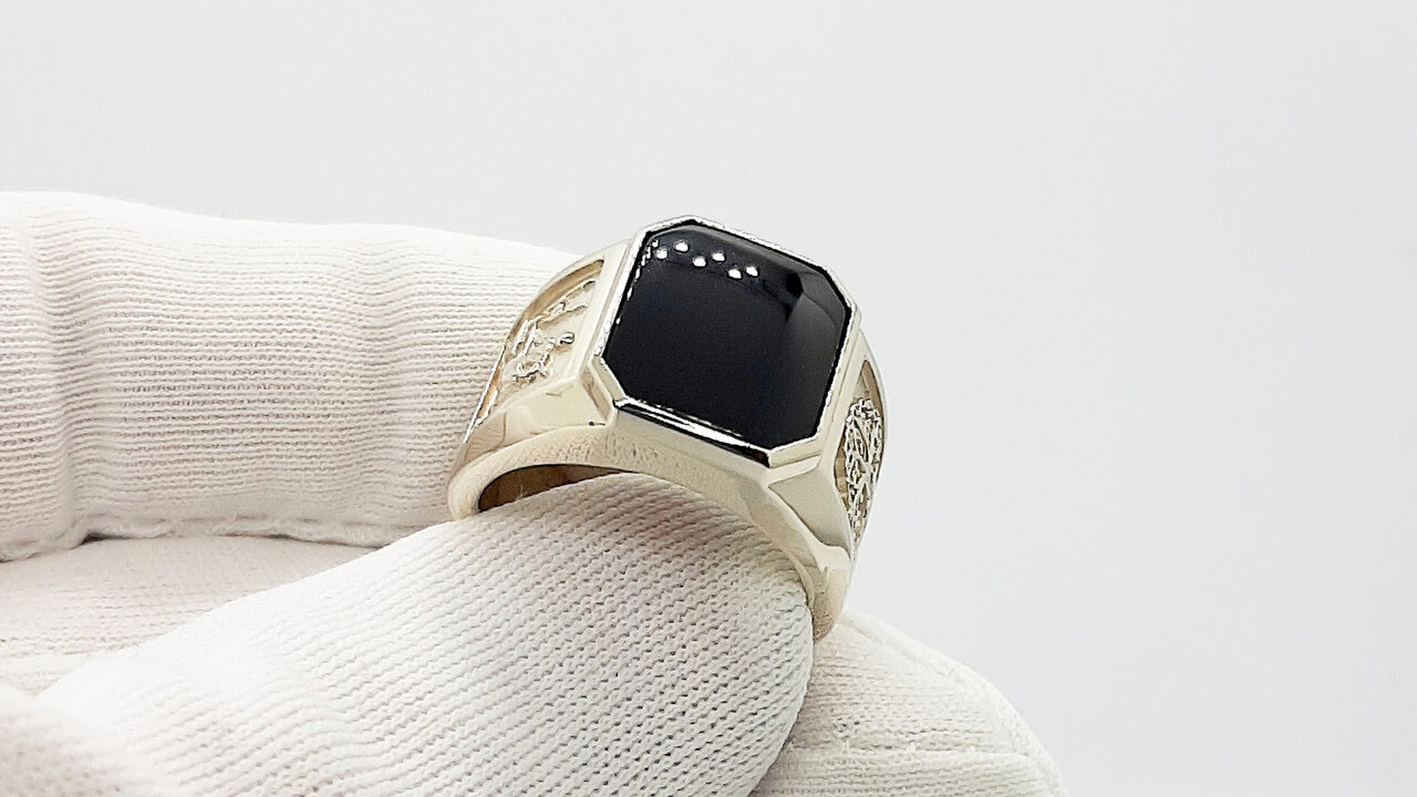 Золотой мужской перстень с ониксом