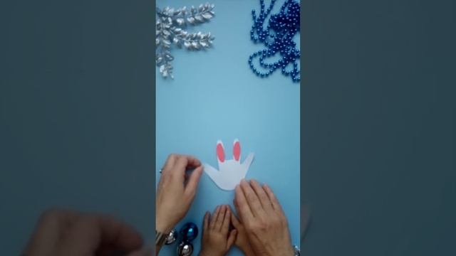Показываю, как сделать простую поделку из бумаги "Зайчик на ладошке"