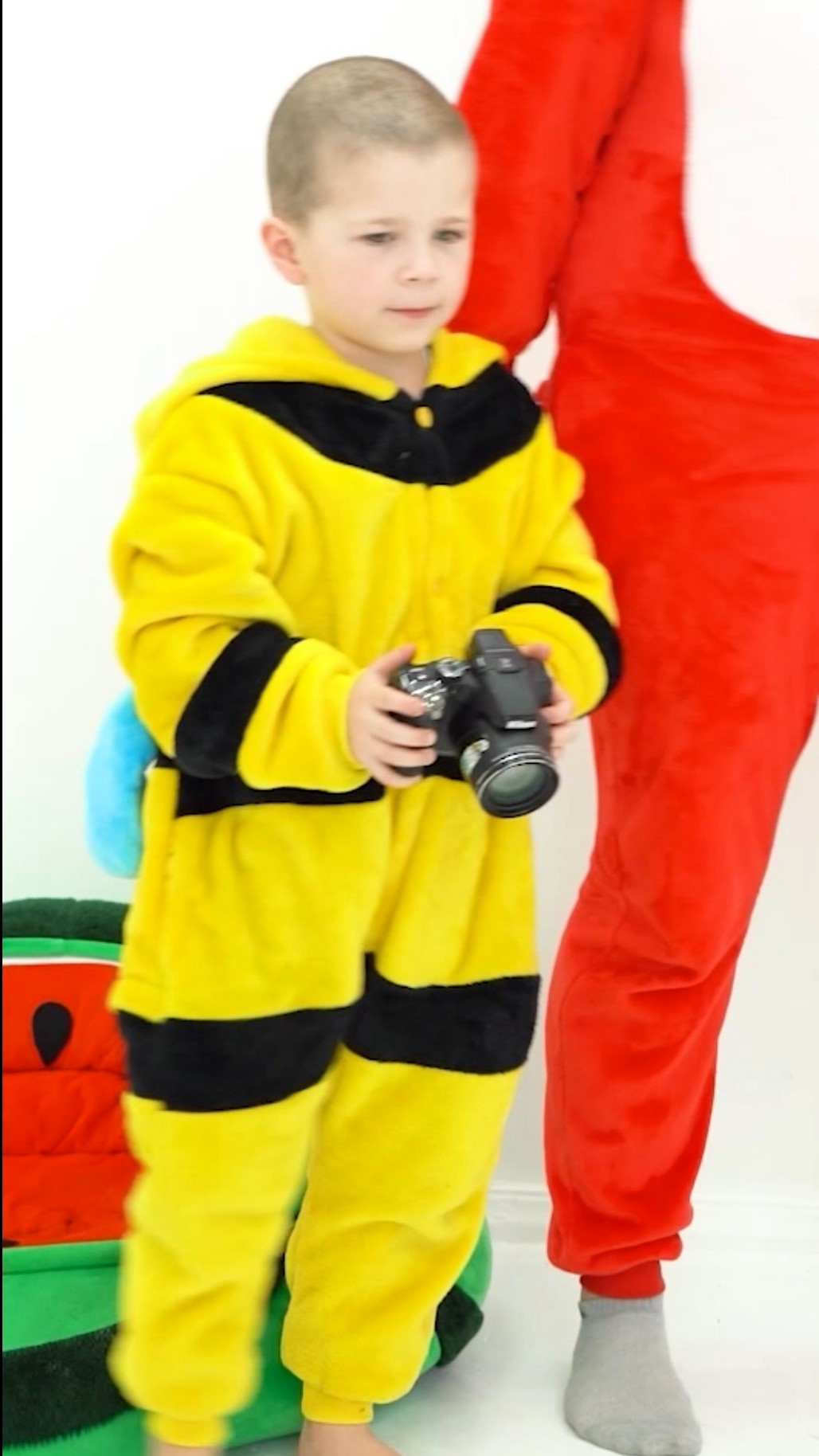 Ребенок настраивает свет в студии для съемок