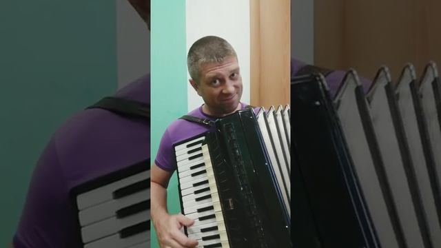 Угадай от куда мелодия_ Аккордеонист на аккордеоне