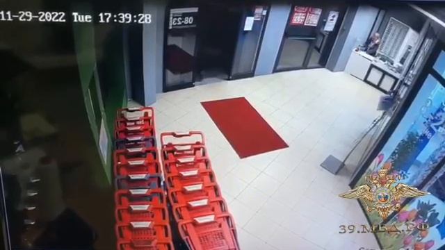 В Калининграде полицейские раскрыли ограбление продавца магазина