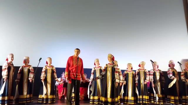 Вишня белоснежная цветёт