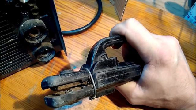 Выпадает сварочная клемма