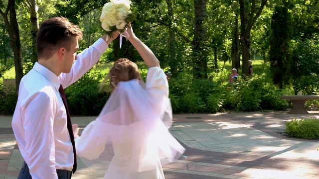 Свадебная прогулка в парке