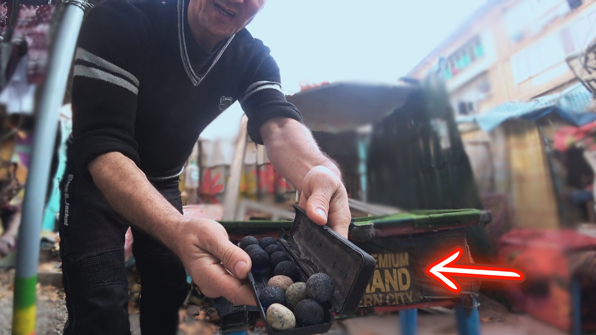 Мужчина создает игры из подручных средств