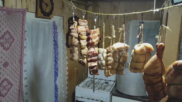 Шашлык, подчерёвок, окорочка в коптильне горячего копчения на газовой плите — Особенности копчения