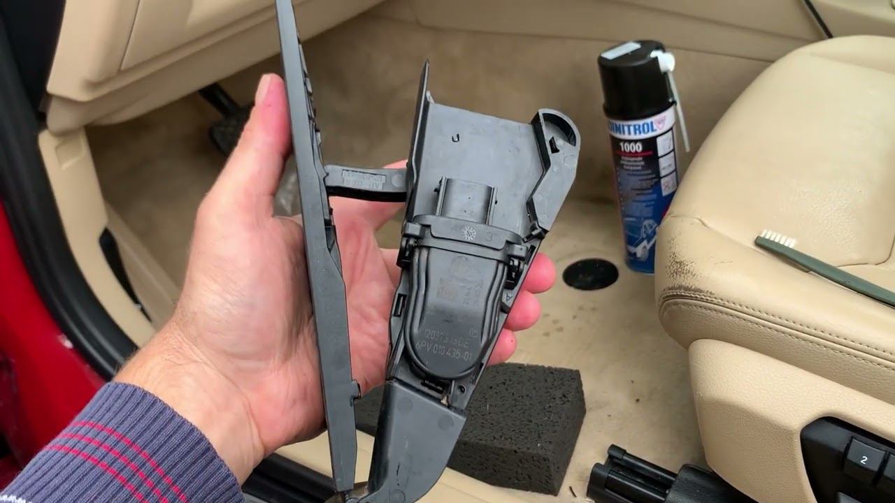 Снятие и установка модуля педали акселератора при АКПП на автомобиле BMW.