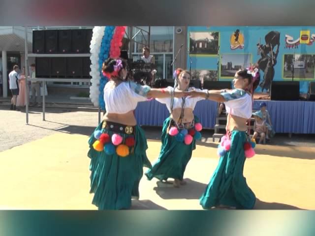 Луга. День города 2014. Танцовщицы.