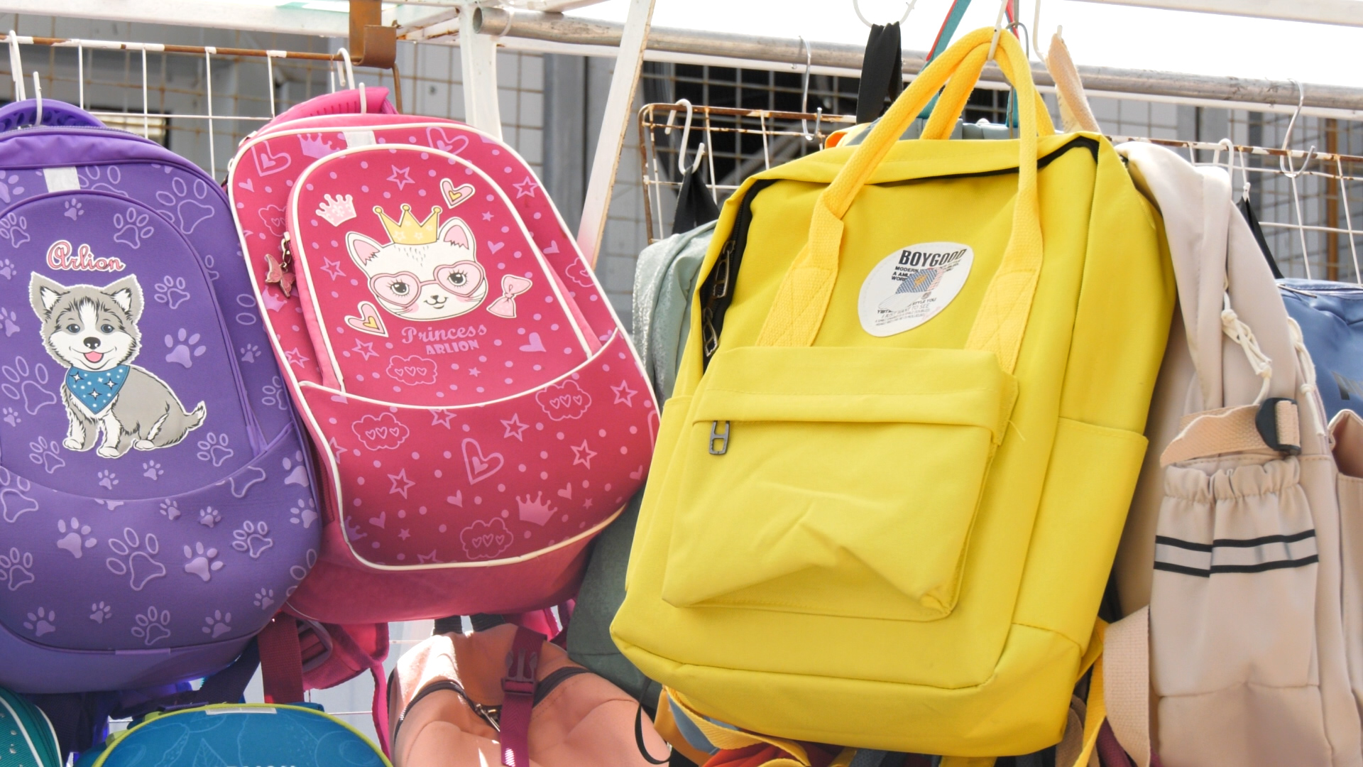 Дневник, рюкзак и хорошее настроение. В Шадринске работает школьный базар