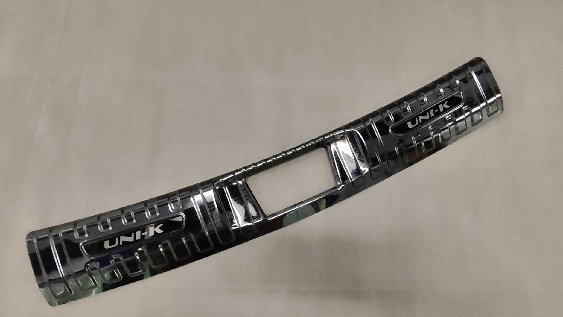 Накладка на порог багажника (черный титан, черный лого) для Changan UNI-K