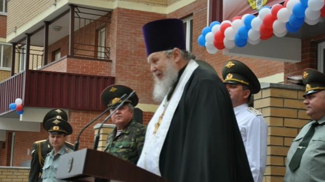 ГЕНЕРАЛ АРМИИ РОГОЖКИН И ГЕНЕРАЛ-ЛЕЙТЕНАНТ ПАНОВ ПРИНИМАЮТ В ЭКСПЛУАТАЦИЮ ТРИ ЖИЛЫХ ДОМА 2011 ГОД