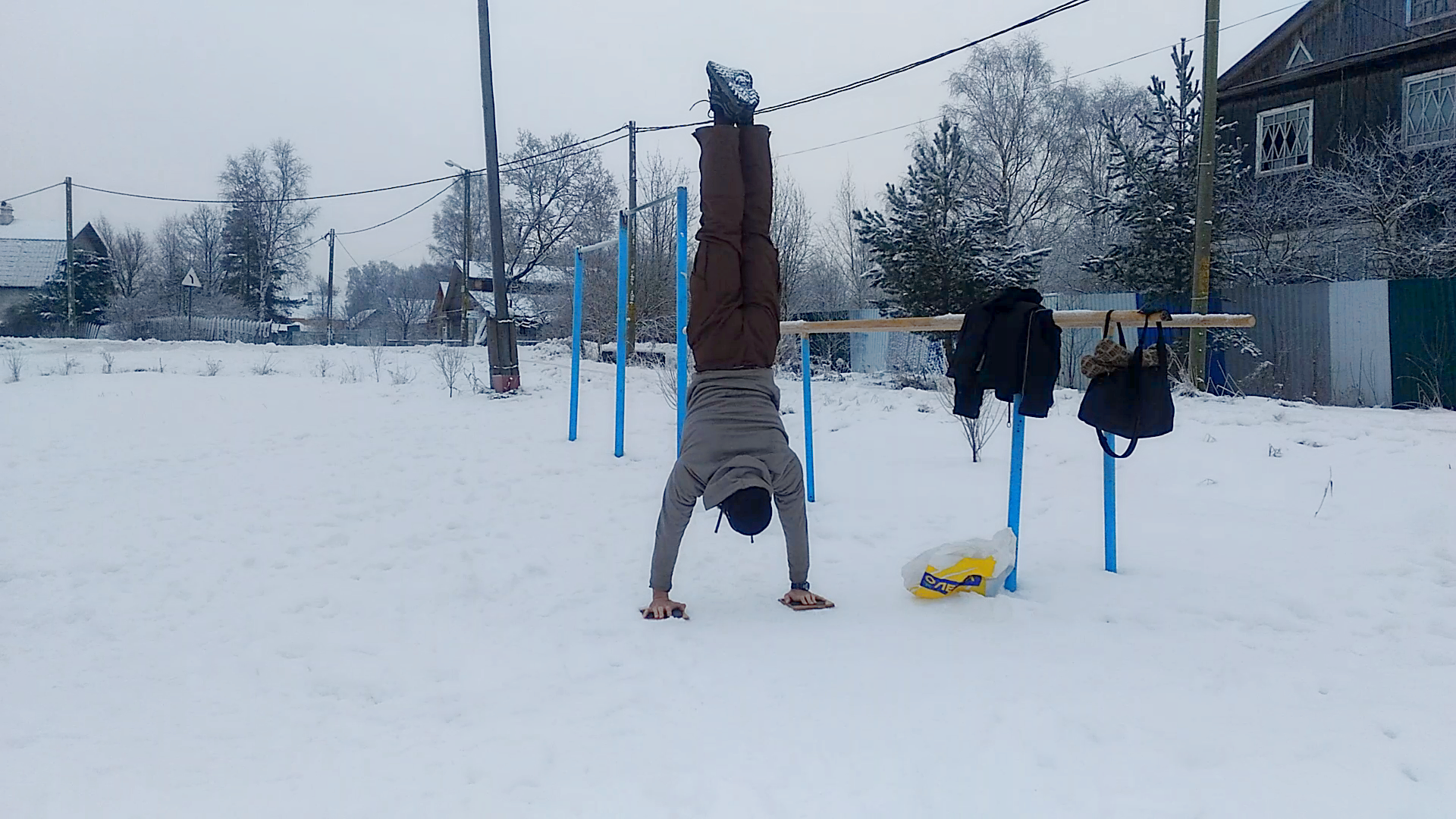 Стойка на руках. На ладонях